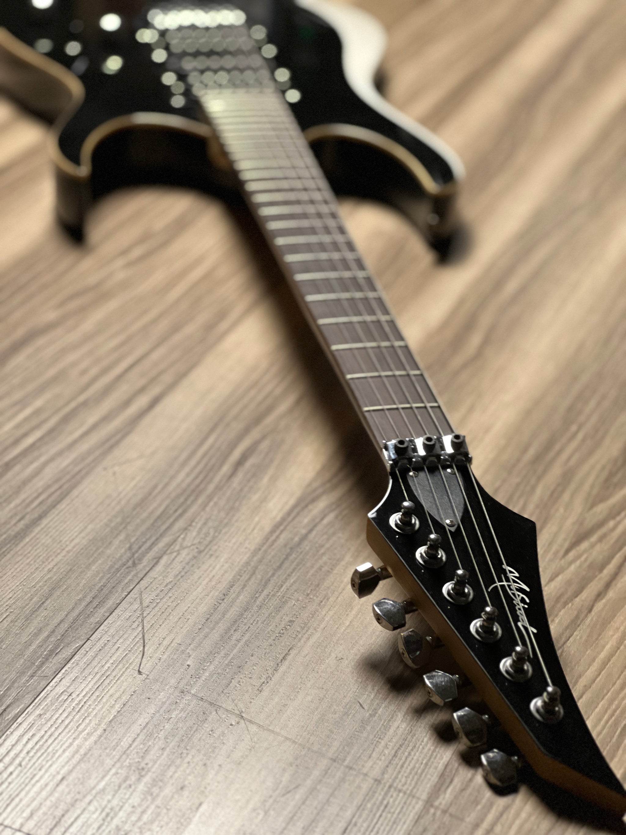 SLX Phoenix MC HSH FR in Yin Yang with Rosewood FB – nafiriguitar.com