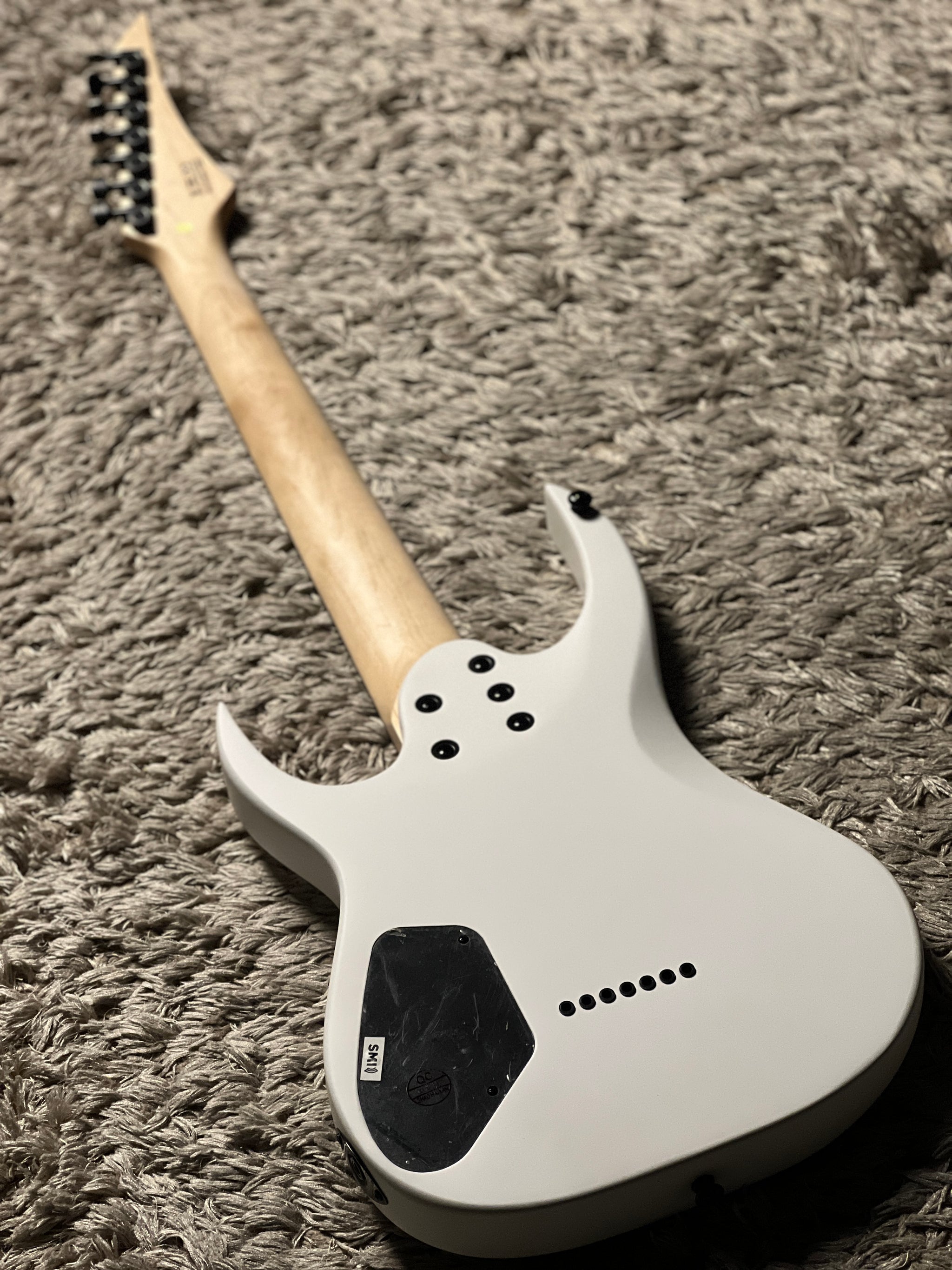 Solar AB4.7W-E 7-String in Matte White – nafiriguitar.com