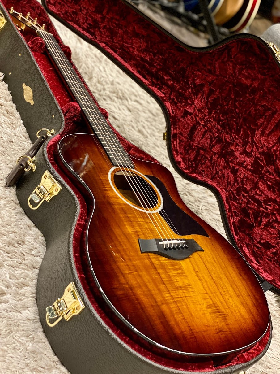 Taylor 224ce-K DLX - Shaded Edgeburst Layered Koa ที่ด้านหลังและด้านข้ ...